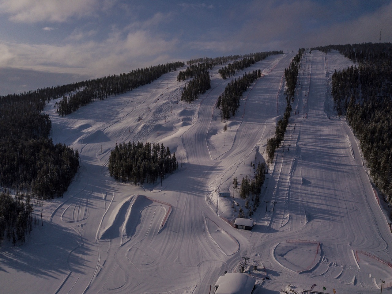 Vuokramökit Suomutunturilla – rauhallinen Napapiirin hiihtokeskus